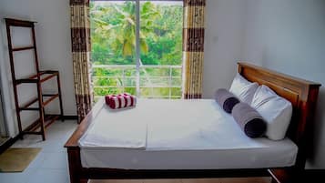 Cofre no quarto, com decoração personalizada, secretária