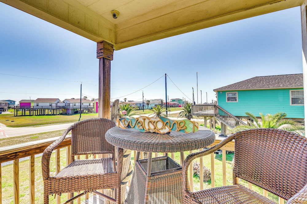 Walk To Shore: Surfside Beach Home W/ Balcony! - Freeport, TX