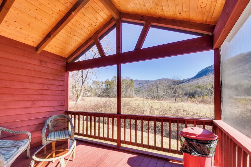Cozy Dillard Cabin W/ Mountain Views & Pool Access - Dillard, GA