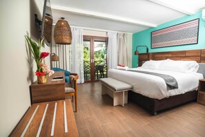 Quarto Duplo Superior, 1 cama king-size, vista para a piscina | Minibar, cofre com capacidade para portátil, secretária 