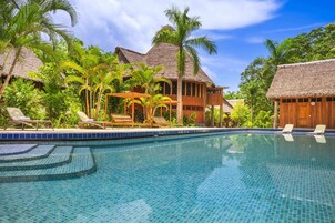 Piscina exterior, da(s) 10:00 à(s) 18:00, espreguiçadeiras