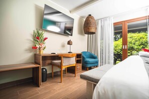 Quarto Duplo Superior, 1 cama king-size, vista para a piscina | Minibar, cofre com capacidade para portátil, secretária 