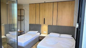 Quarto Triplo Clássico, 1 quarto | Secretária, roupa de cama fornecida