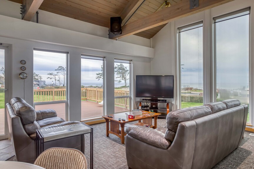 Dog Friendly, Available With 50amp, 30amp, Water And Sewer Hook Up's, Wifi - Newport, OR