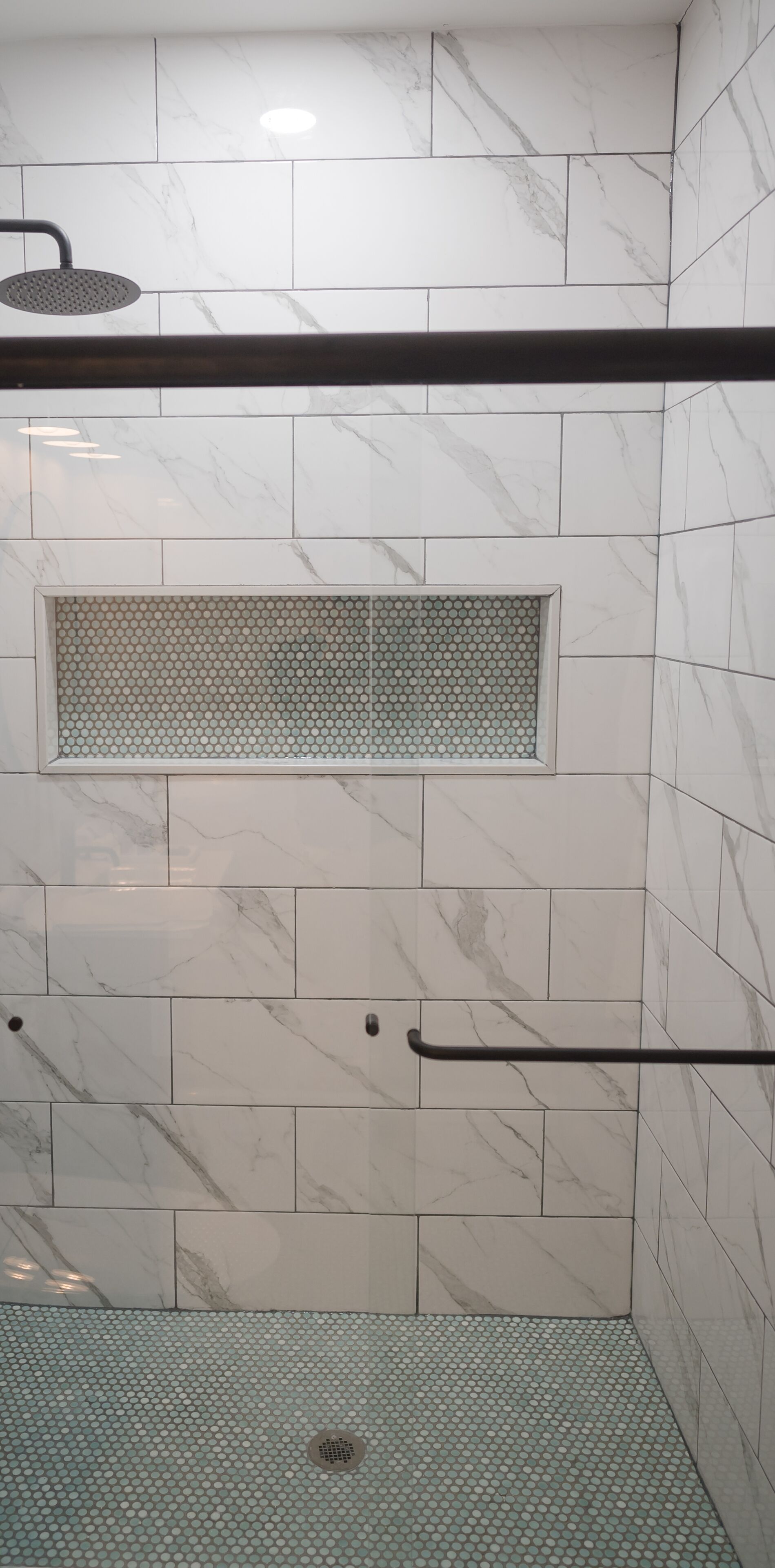 Quarto | Banheiro | Produtos de toalete de grife, secador de cabelo, toalhas de banho 