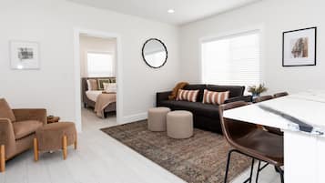 Condo standard, 1 quarto | Área de estar | TV de tela plana