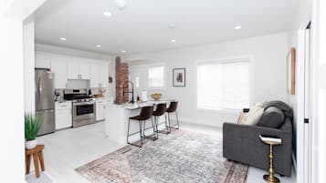 Condo, 1 quarto | Cozinha privada | Geladeira grande, micro-ondas, fogão, cooktop
