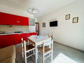 Apartamento | Cozinha privada | Geladeira grande, cooktop