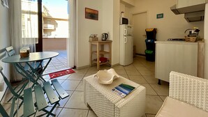 Um espaço compacto com área de refeições, cozinha compacta e vista para o exterior.