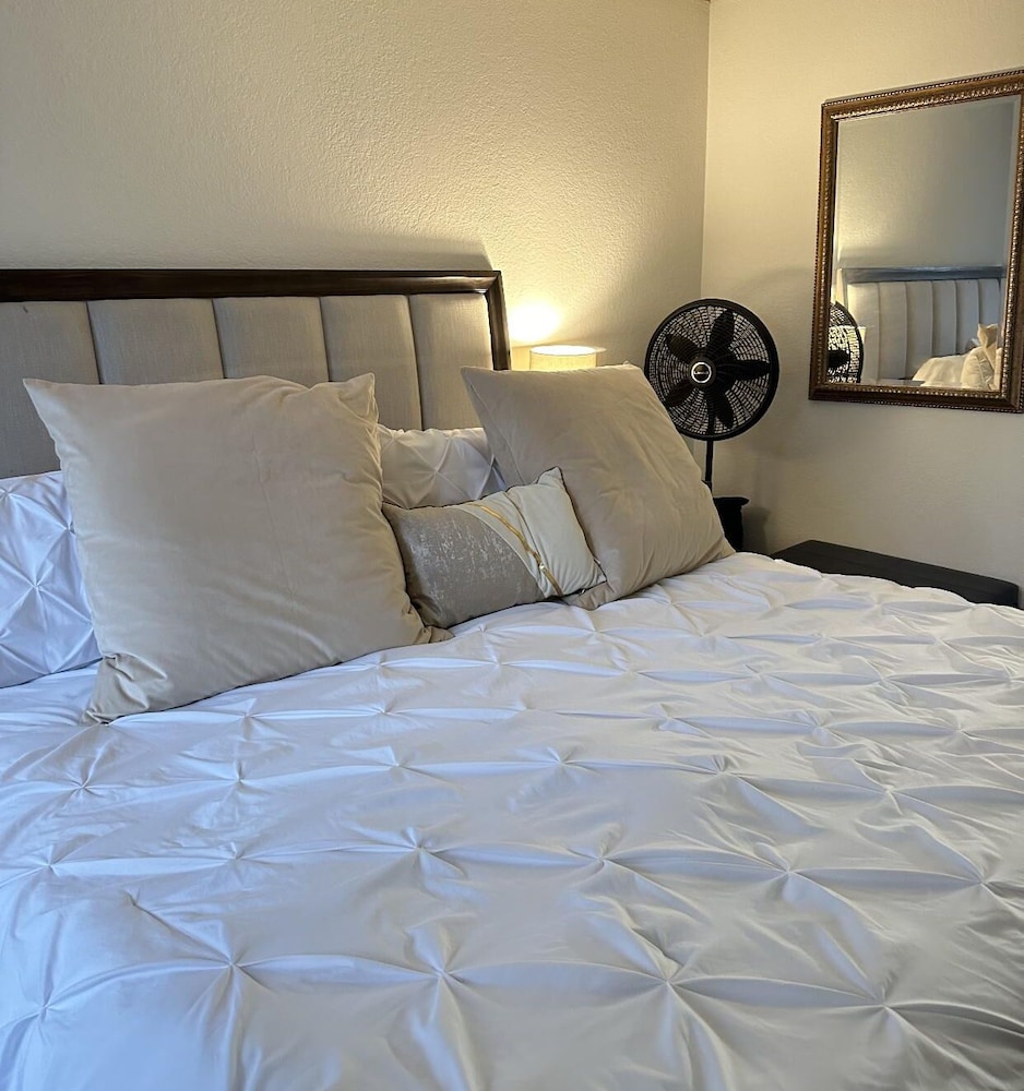 Luxury Apartment 12-15mins From Long Beach Airport - South Gate, CA