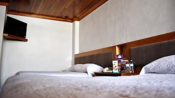 Quarto casal luxo, vista para a cidade | Escrivaninha, Wi-Fi de cortesia, roupa de cama