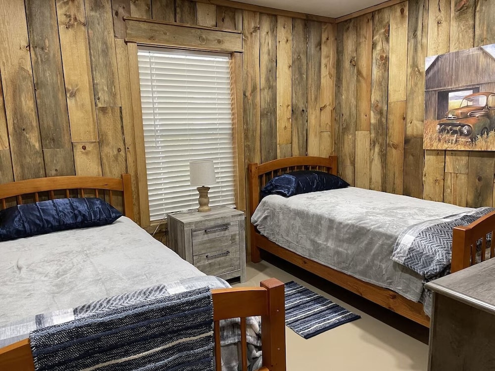 The Crappie-2 Bedroom Cabin With Spacious Parking - Grenada, MS