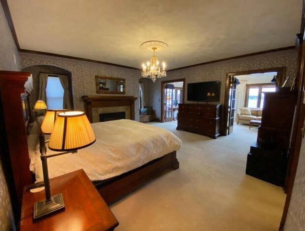Prestigious Pistakee Bay Estate - Johnsburg | Vrbo