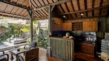 Villa, 2 quartos | Cozinha privada | Um micro-ondas, uma placa de cozinha, uma chaleira elétrica