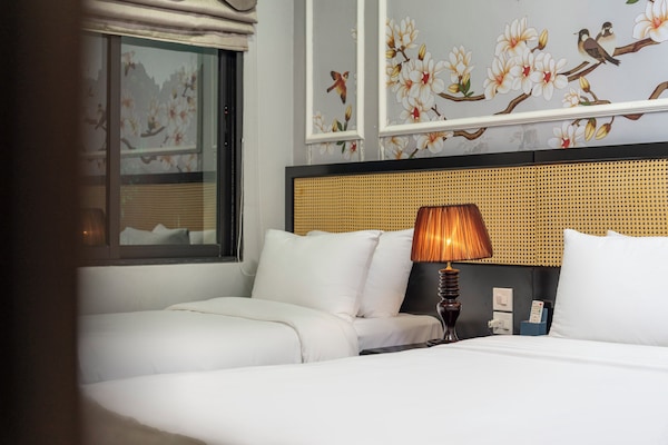 Quarto Triplo Familiar | Sala de estar | TV de ecrã plano, lareira, impressoras