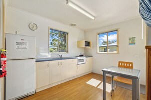 Standard Cabin | Cozinha privada | Micro-ondas, cooktop, torradeira, talheres/pratos/utensílios de cozinha