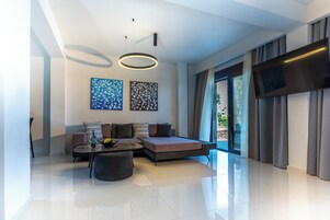 Luxury Villa 145sqm, 3 Bedrooms, Sea View | Sala de estar | Smart TV de 43 polegadas com canais digitais, lareira 