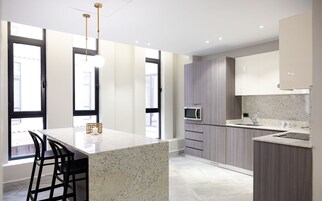 Um frigorífico, um micro-ondas, um forno, uma placa de cozinha