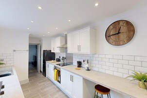 Casa | Cozinha privada | Um frigorífico, um micro-ondas, um forno, uma placa de cozinha 