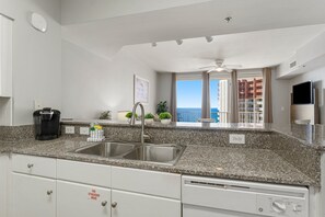 Apartamento em Condomínio Fechado, várias camas, vista para o oceano (Shores of Panama 1917) | Cozinha privada | Um frigorífico, um micro-ondas, um forno, uma placa de cozinha 
