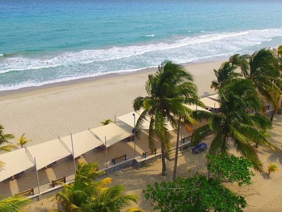 Na praia, praia de areia branca, espreguiçadeiras, toalhas de praia