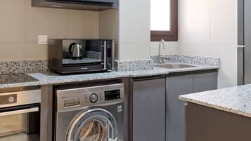Apartamento Elite | Cozinha privada | Um frigorífico, um micro-ondas, utensílios de cozinha, Rolo de cozinha