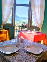 Pequeno-almoço tipo buffet diário (8 EUR por pessoa)