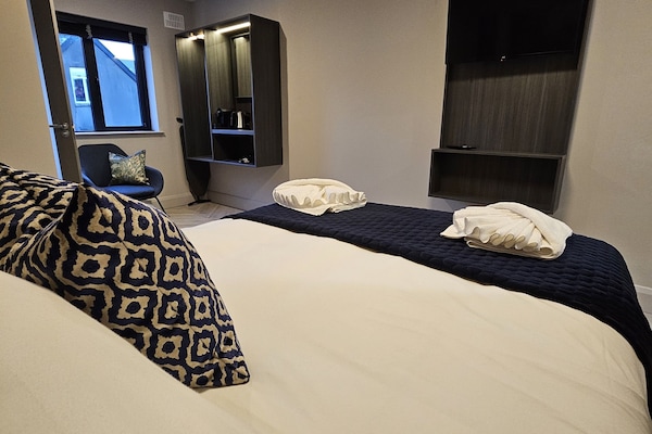 Quarto casal conforto | Ferros/tábuas de passar roupa, Wi-Fi de cortesia, roupa de cama