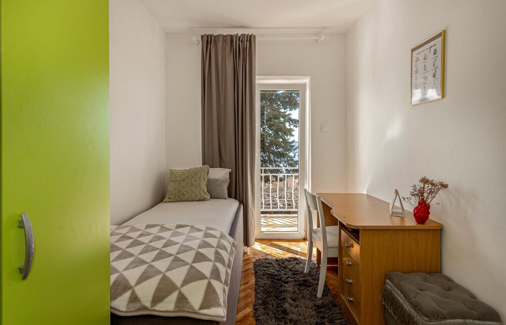 Lovely Apartment In Novi Vinodolski - Klenovica