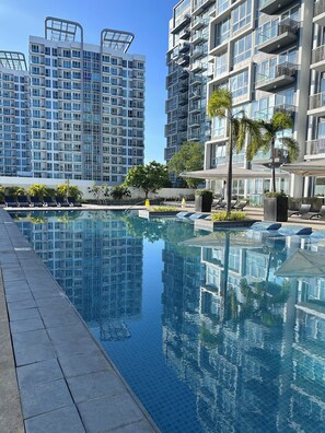 Piscina externa, funciona das 8h às 22h, salva-vidas no local