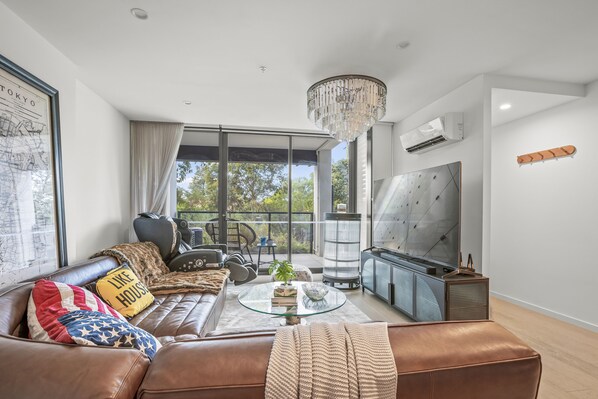 Televisor de 55 polegadas com canais por cabo 