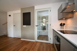 Apartamento Comfort, 2 quartos, vista para o jardim | Cozinha privada | Um frigorífico, um micro-ondas, um forno, uma máquina de lavar louça 