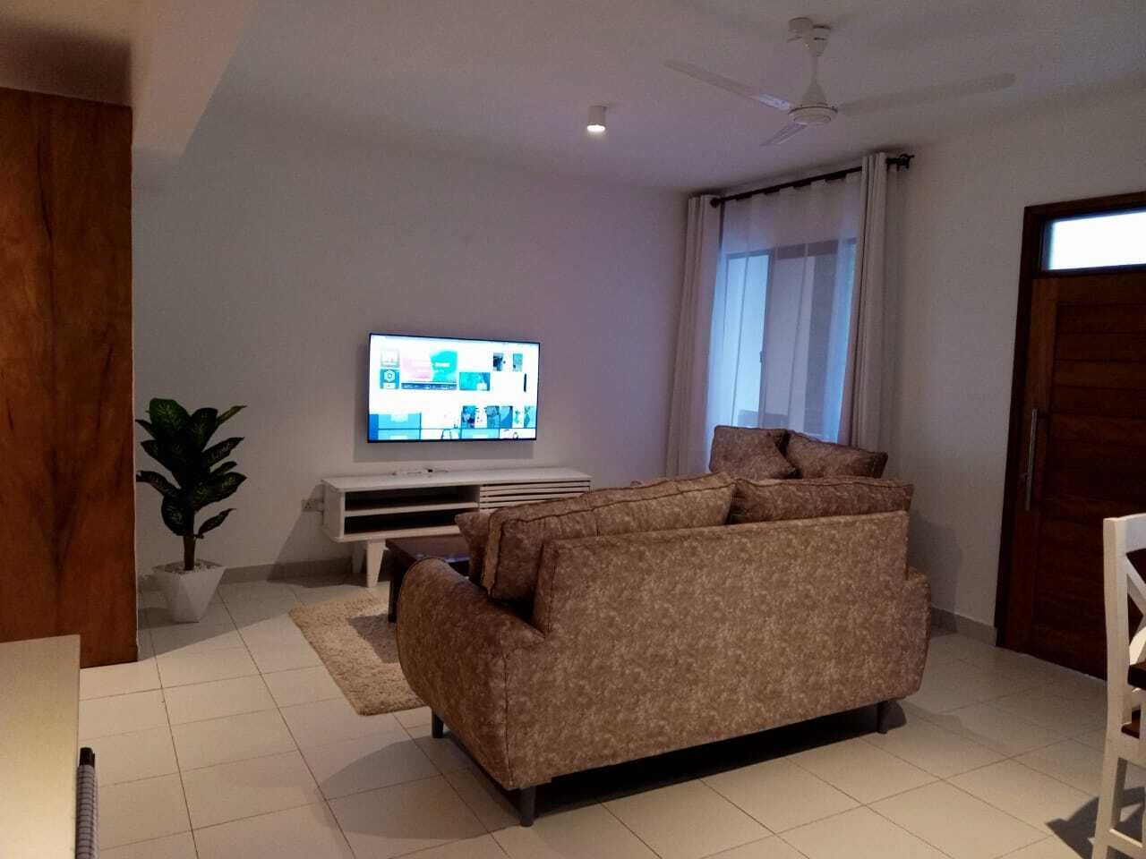 Apartamento superior | Área de estar | Smart TV 24 polegadas com canais digitais