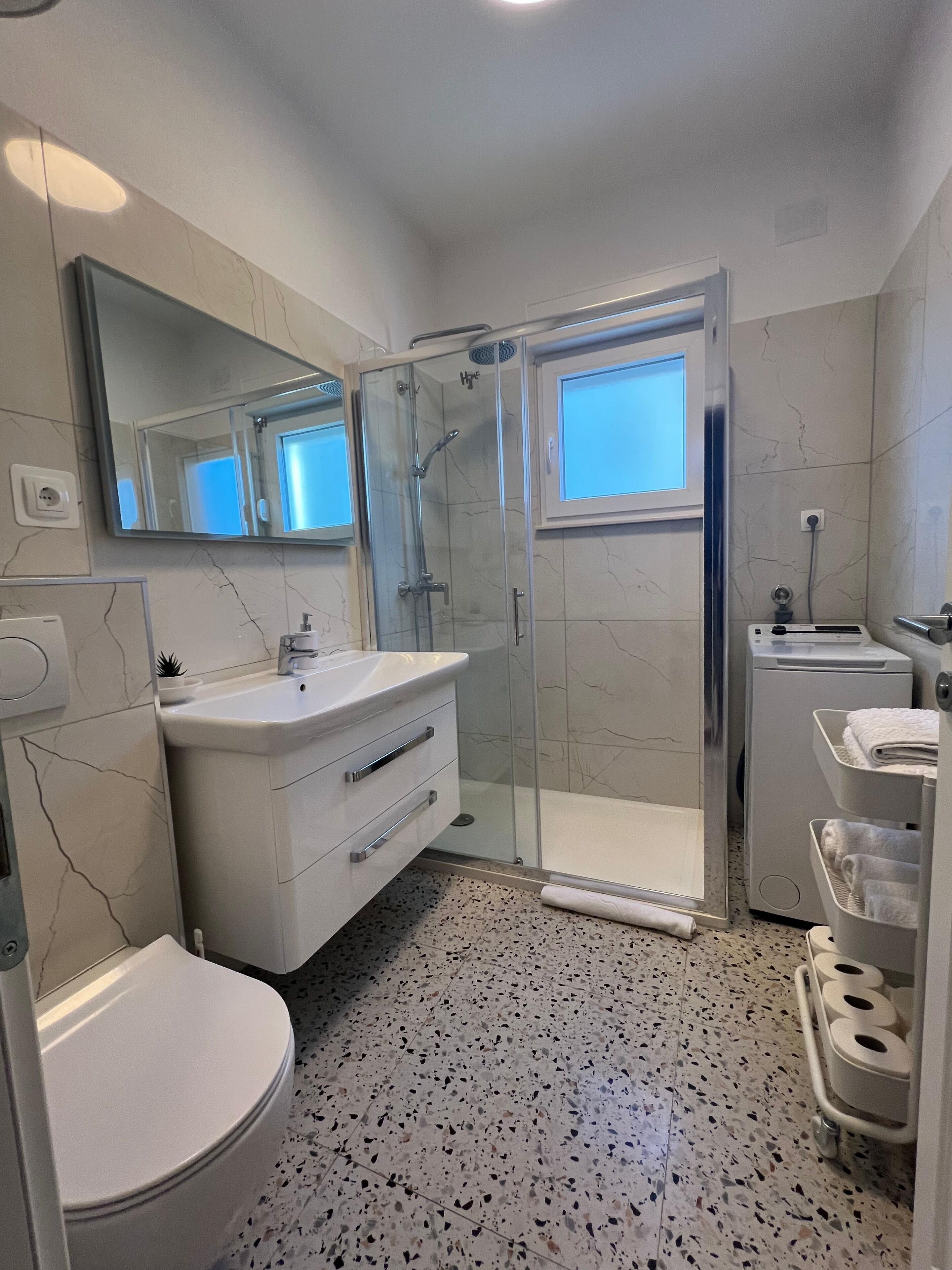 Apartamento | Banheiro | Chuveiro, chuveiro com efeito de chuva, secador de cabelo 