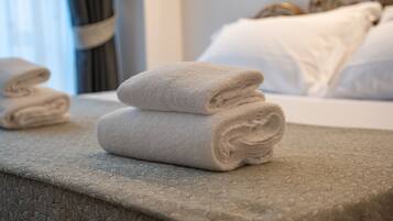 Um polibã, um chuveiro fixo, artigos de higiene pessoal grátis