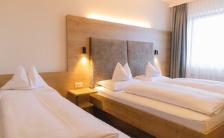 Quarto Triplo Comfort | Roupa hipoalergénica, edredões de penas, cofre no quarto, secretária 