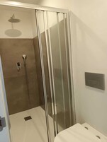Quarto Clássico com Cama de Casal | Casa de banho | Um polibã, toalhas fornecidas 