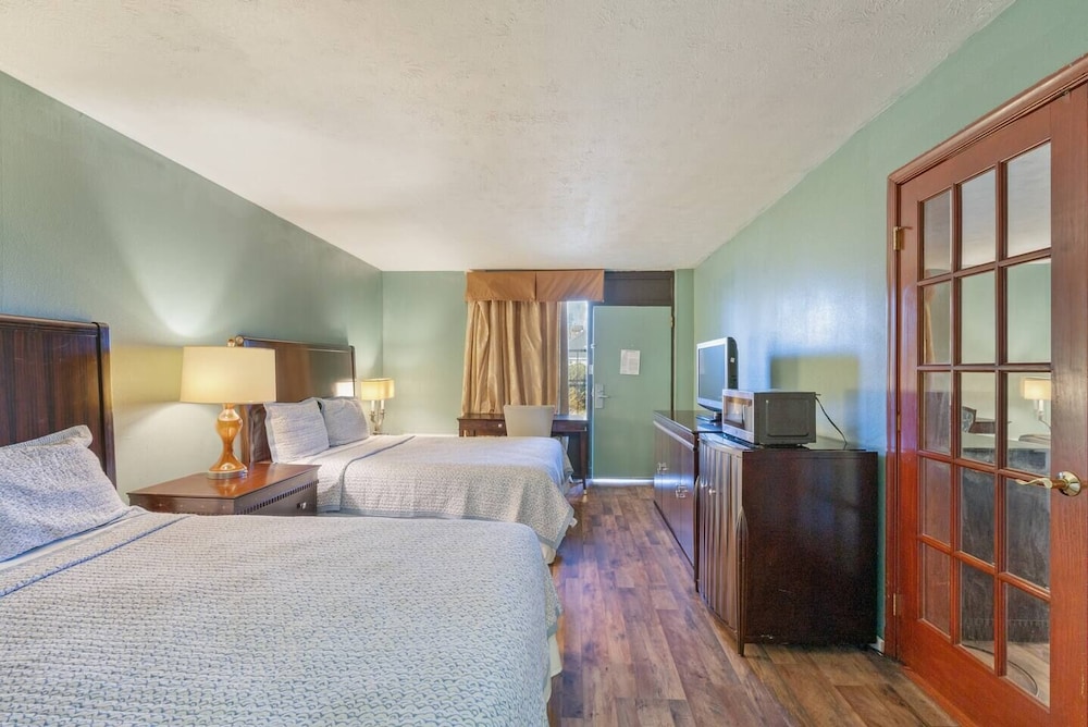 Nicely Equipped Room In Williamsburg Suites! - Williamsburg, VA