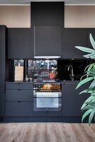 Geladeira grande, fogão, cooktop, lava-louças