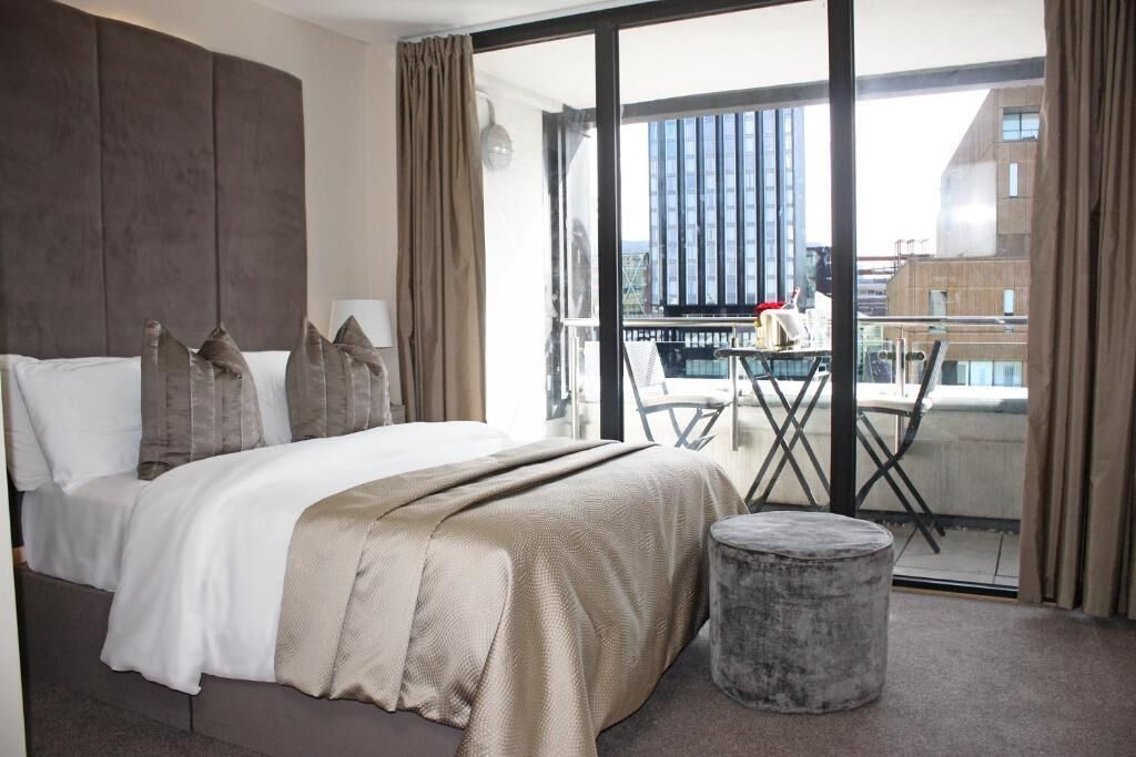 Apartamento Cidade, 1 quarto, varanda, Vista para a cidade | Ferro/tábua de engomar, Wi-fi grátis, roupa de cama fornecida 