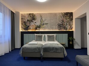Quarto Quádruplo Deluxe | Roupa hipoalergénica, com decoração personalizada, secretária 