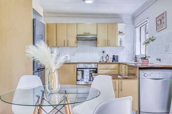 The Cottage-1 Bed-pool-bbq-fibre-solar-samrand - Centurion