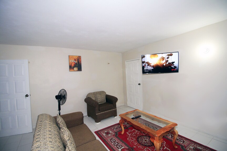 King Bd With Kitchen, Ac, Hot Water, Stove & Large Standing Fridge - Montego Bay