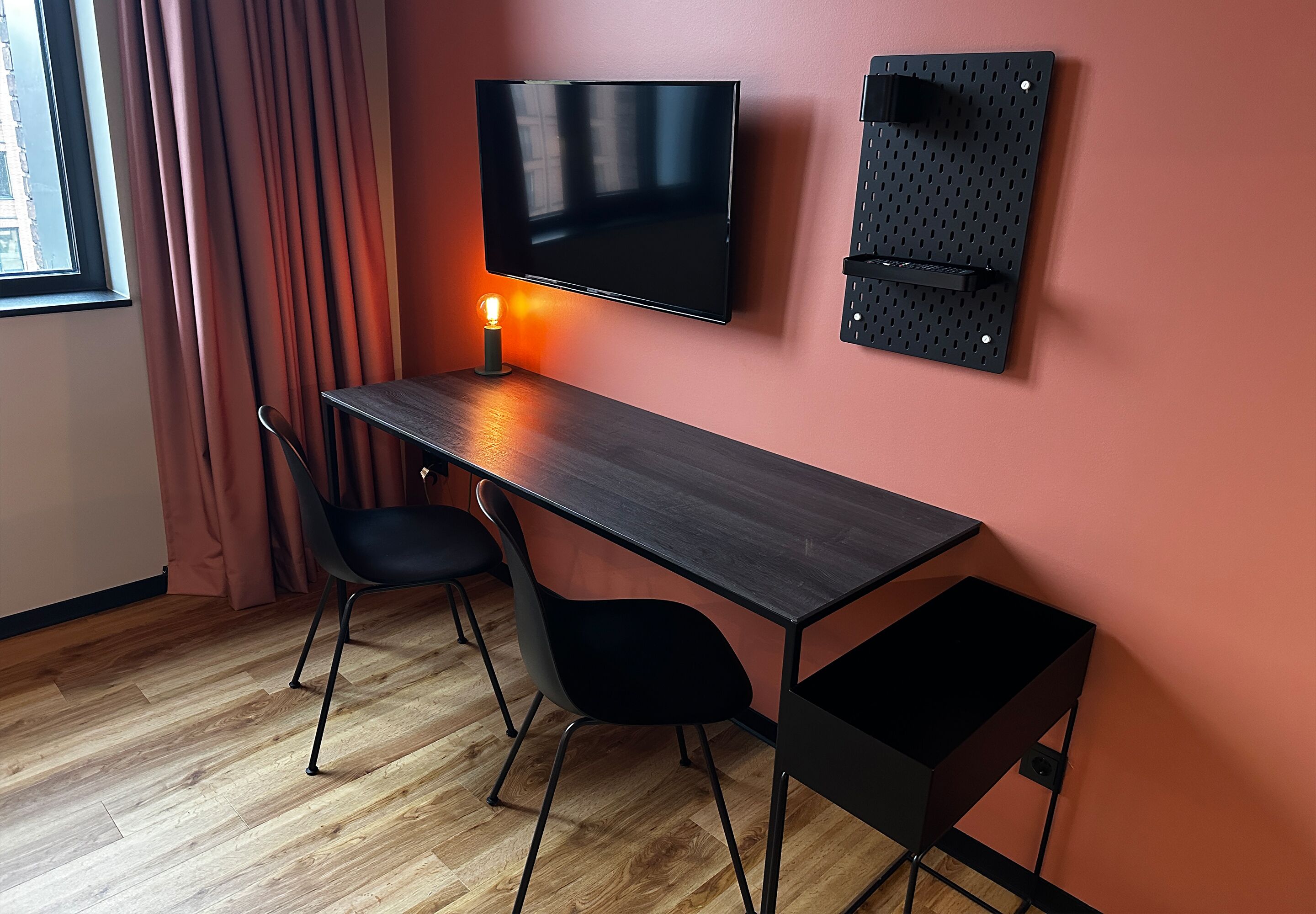 Cofres nos quartos, escrivaninha, espaço de trabalho para notebook