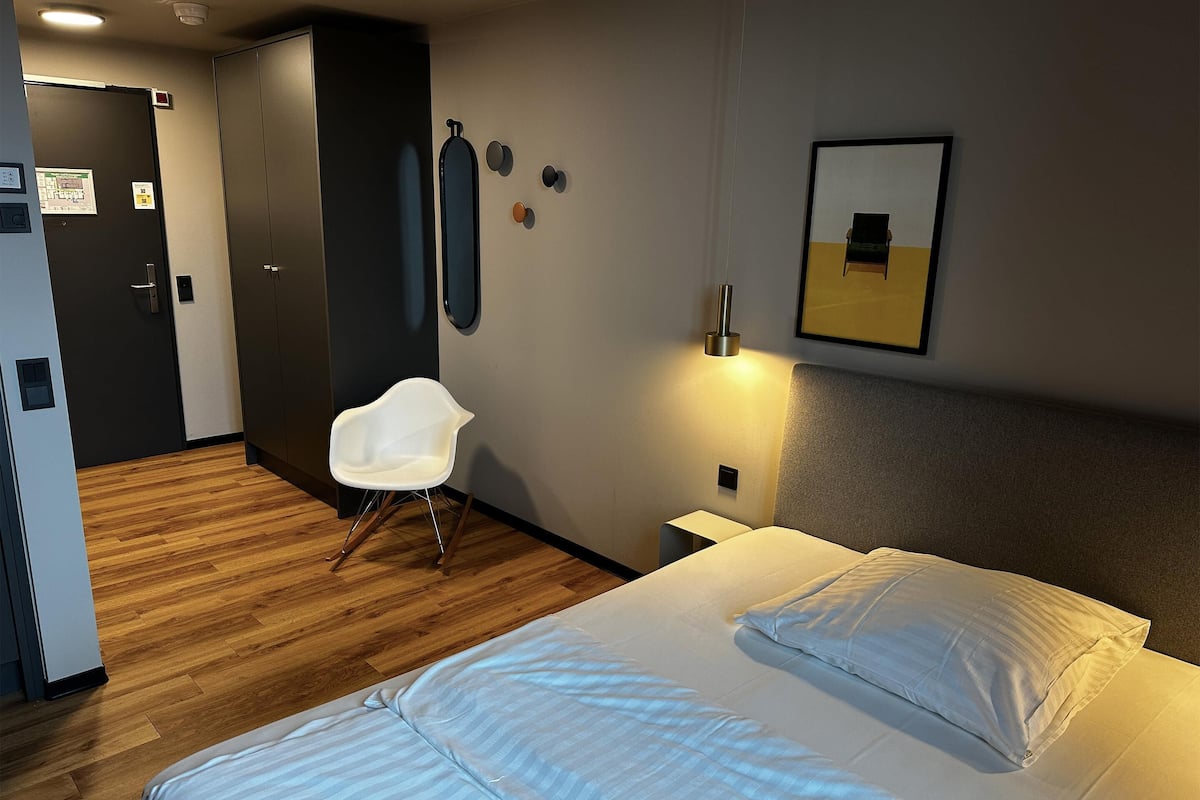 XtraSmart Apartment, 1 Queen Bed, Kitchen (Full Kitchen) | Cofres nos quartos, escrivaninha, espaço de trabalho para notebook