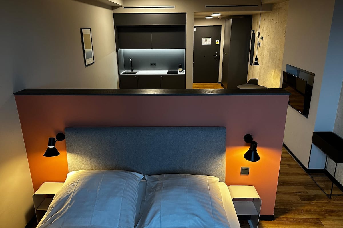 Medium Apartment, 1 Queen Bed, Kitchen (Full Kitchen) | Cofres nos quartos, escrivaninha, espaço de trabalho para notebook