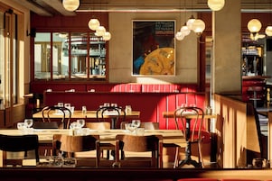 2 restaurantes: servem pequenos-almoços, almoços e jantares