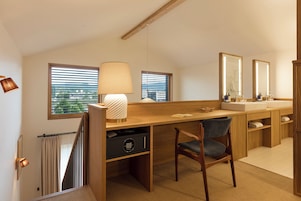 Quarto Signature, terraço | Sala de estar | Televisor de ecrã plano de 50 polegadas com canais digitais 