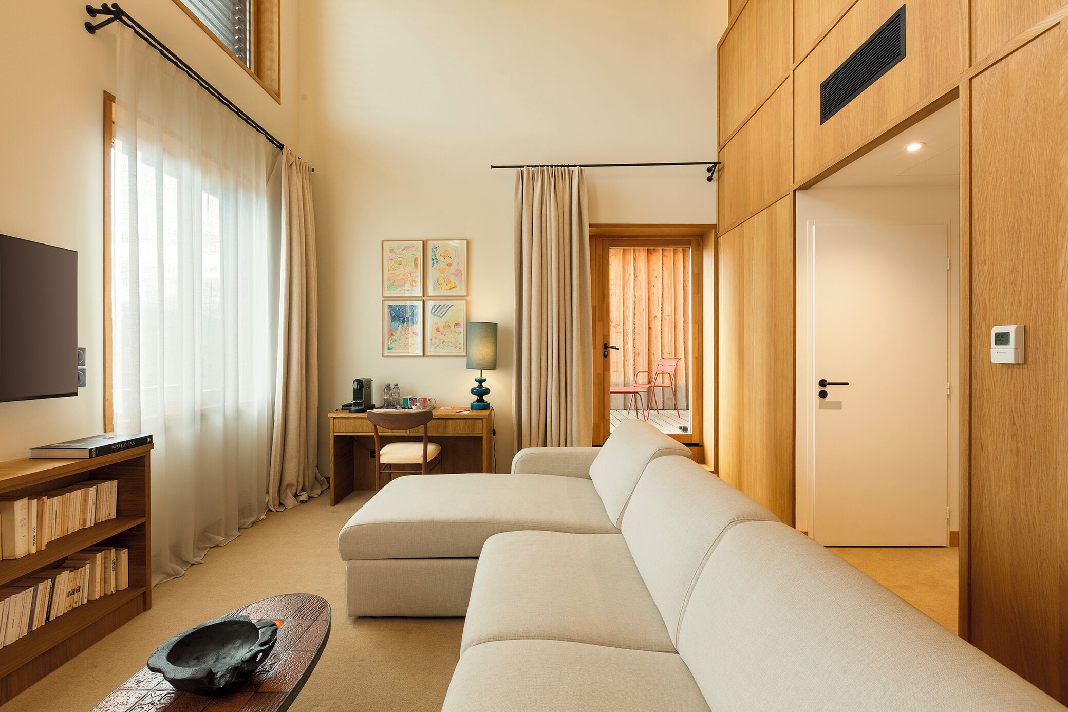 Quarto com design assinado, terraço | Área de estar | TV de tela plana 50 polegadas com canais digitais