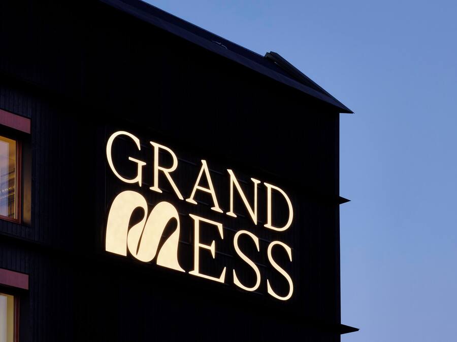 Um edifício com uma placa que diz 'GRANDESS'.